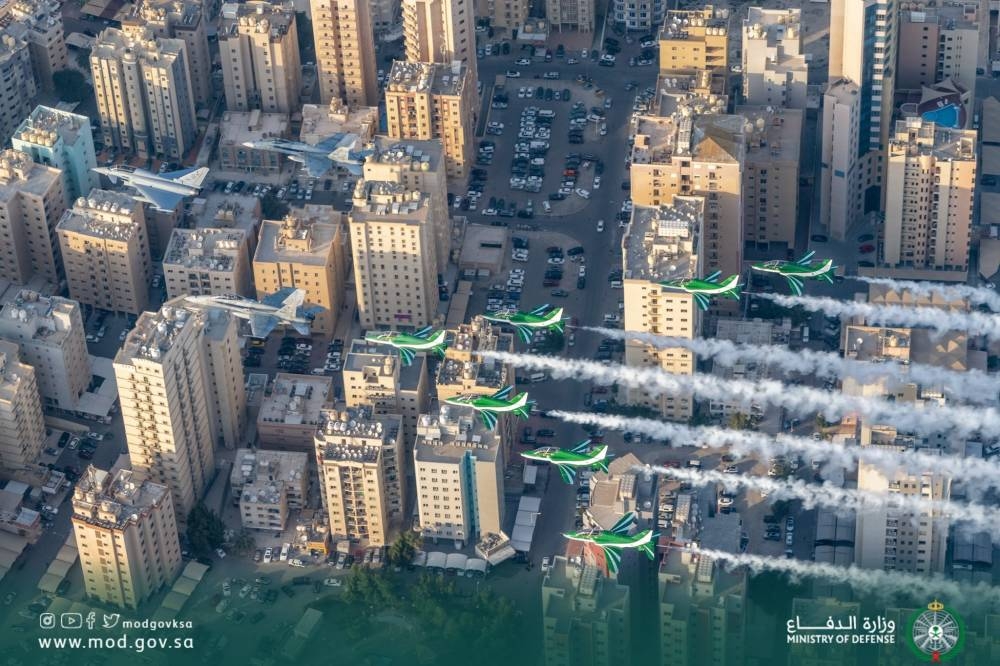 شاهد: فريق ⁧‫"الصقور السعودية"‬⁩ يقدم عروضًا جوية في سماء الكويت ...