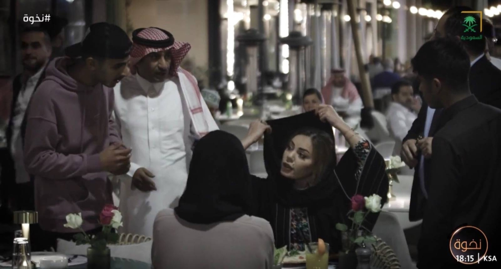 فتاتان تعترضان على تواجد رجل ملتحي بملابس رثة داخل مطعم في برنامج