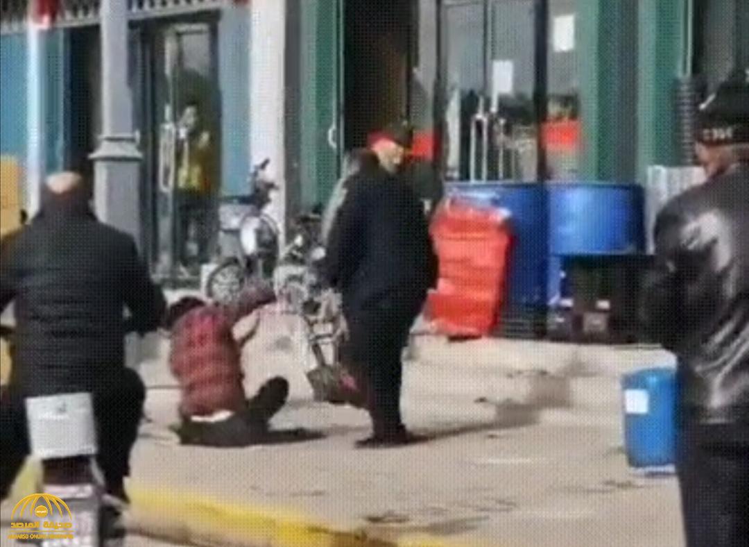 فيديو صادم شاهد رجل يضرب زوجته في الشارع حتى الموت أمام المارة