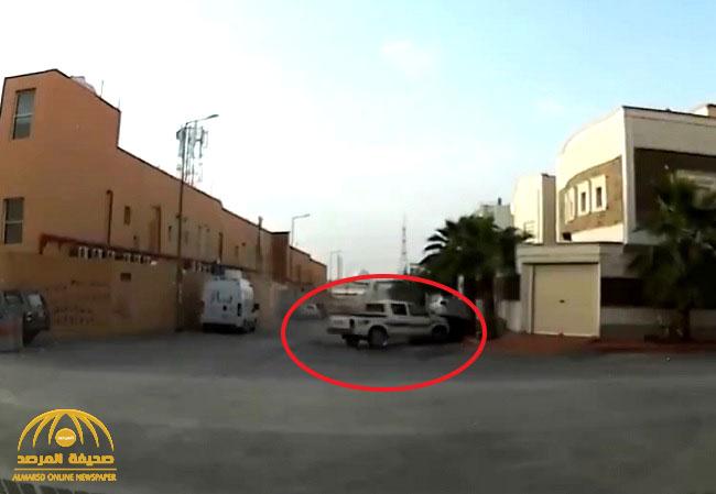 شاهد سائق يفحط داخل حي بالرياض ويصطدم بمركبة متوقفة ويلوذُ بالفرار
