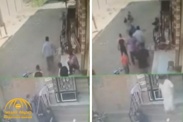 شاهد مصرية تتعرض للضرب والسحل على يد شابين وسط الشارع لسبب غريب