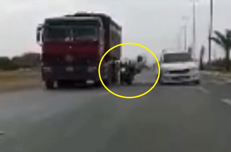 شاهد حادث مروع لقائد دراجة نارية صدمته سيارة من الخلف لحظة مرور شاحنة
